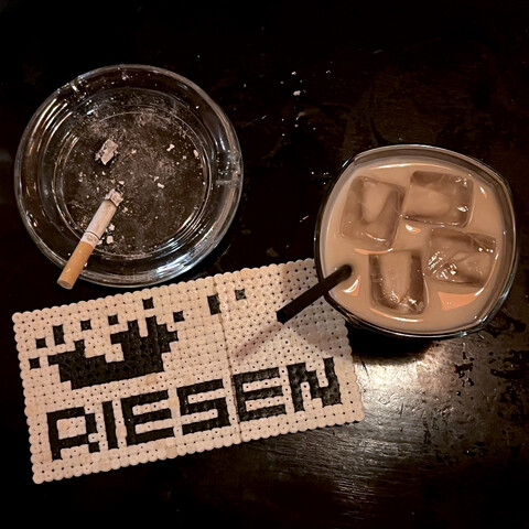 Riesen Bar Song Download: Riesen Bar MP3 Danish Song Online Free on ...